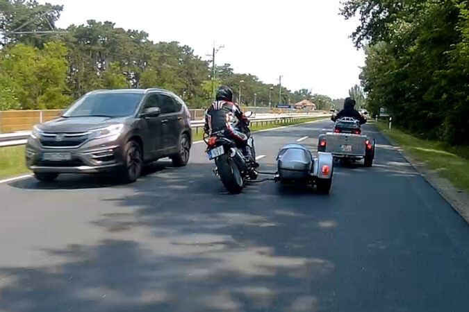 Utcai oldalkocsival pályamotorozás!!??